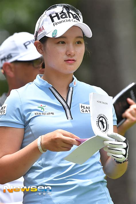 포토엔 박현경 ‘필드위의 인형 손에 잡히는 뉴스 눈에 보이는 뉴스 뉴스엔