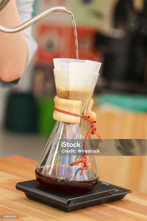 식품 무게 척도에 붓는 스타일의 유리 커피 메이커에 물을 붓는 수직 샷 규모에 대한 스톡 사진 및 기타 이미지 규모 깔때기