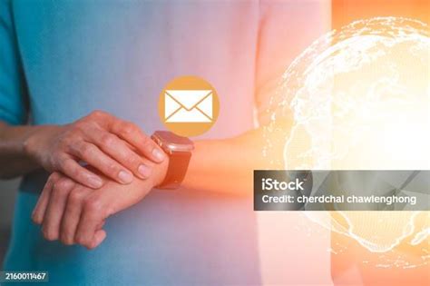 스마트 워치와 가상 봉투를 사용하는 이메일 개념 사업가 Emial 아이콘과 흐릿한 지구본 아이콘 스마트 워치에서 소셜 미디어 상호 작용 Brand Name Online