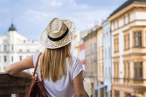 여자 밀 짚 모자를 착용 하 고 즐기는 아름 다운 고 대 유럽의 도시 츠 체코 공화국 보기 관광객에 대한 스톡 사진 및 기타 이미지 Istock