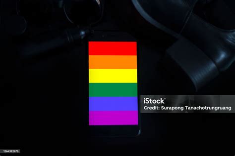 상단 보기 어두운 톤 Lgbt 그루밍 개념과 Lgbtq 플래그 프라이드 기호의 이미지에 검은 테이블 배경에 0명에 대한 스톡