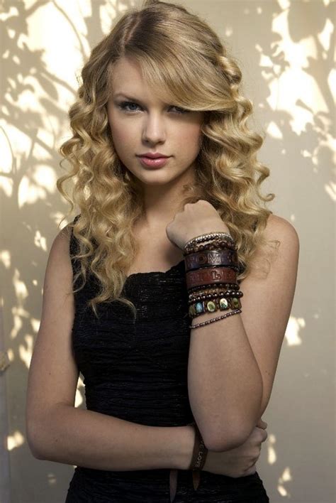 Taylor Swift With Long Curly Hairstyle With Straight Side Bang