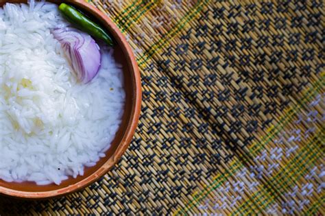 판타 바트 또는 파칼라 또는 물과 함께 발효된 쌀 수프는 생 양파와 녹색 고추를 곁들인 진흙 그릇에 제공됩니다 Boisakh의 여름 시즌 동안 벵골과 Odisha의 전통적인