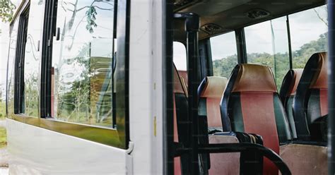 빨간색과 검은색 좌석이 가득한 흰색 버스 사진 Unsplash의 버스 여행 이미지