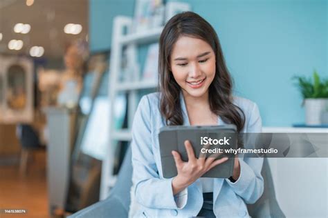 스마트 캐주얼 아시아 여성 스타트 업 기업가 중소 기업 소유자 비즈니스 여성 미소 손 사용 태블릿 작업 구성 재고 제품 선반 체크 인 쇼룸 스튜디오 사무실 주간 배경 25