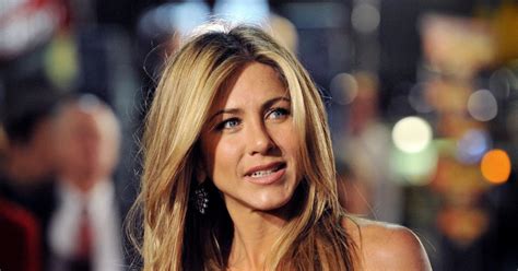 53 წლის ასაკში იდეალურად გამოიყურება ჯენიფერ ენისტონის სილამაზის უმარტივესი საიდუმლო Marao