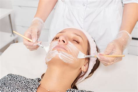 회춘을 위해 여성 얼굴에 화장품 크림 마스크를 적용하는 미용사 미용실에서 절차 2명에 대한 스톡 사진 및 기타 이미지 2명 30 34세 건강관리와 의술 Istock