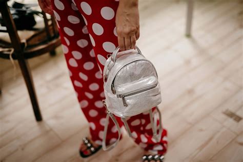 무료 사진 흰색 핸드백 빨간색 여자 바지 패션 스타일 소녀 실내 레트로