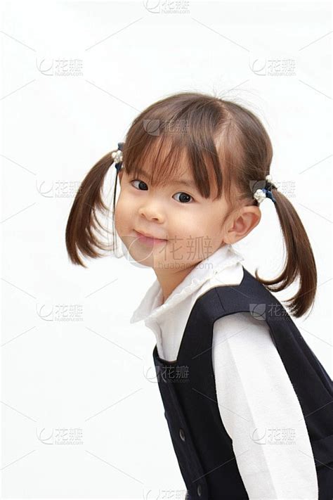 穿正装的日本女孩 2岁 侧面