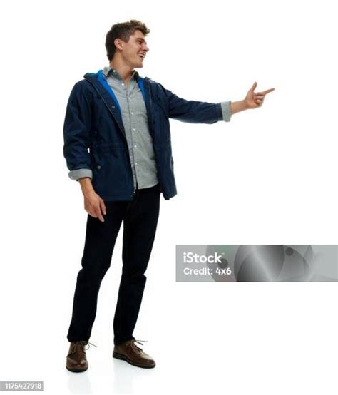 전체 길이한 사람한 사람측면 보기프로필 보기2029세 성인 잘생긴 사람 갈색 머리짧은 머리 백인 남성젊은 남자의 눈을 멀리 쳐다