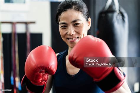 성숙한 성인 여자 복싱 체육관에서 훈련 권투 스포츠에 대한 스톡 사진 및 기타 이미지 권투 스포츠 운동 스포츠 Istock