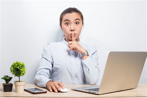 여자에 게 사무실에서 조용한 제스처 개념에 대한 스톡 사진 및 기타 이미지 개념 경영자 노트북 Istock