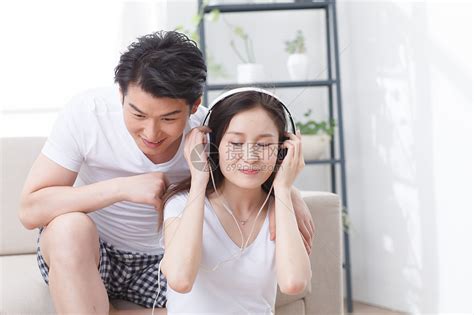 人斜靠沙发浪漫情侣听音乐高清图片下载 正版图片501939051 摄图网