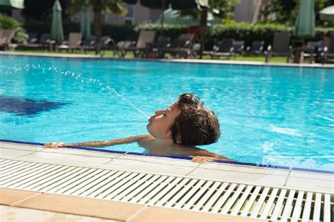 수영장에서 수중 수영을 즐기는 웃는 어린 소년의 초상화 건강한 생활방식에 대한 스톡 사진 및 기타 이미지 건강한 생활방식 글라이딩 남성 Istock