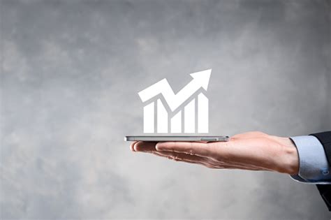 긍정적 인 이익 성장과 그래프를 들고 사업가 남자 그의 사업에서 차트 긍정적 인 지표의 성장과 계획 그래프 성장더 많은 수익성과 성장 개념에 대한 스톡 사진 및 기타 이미지