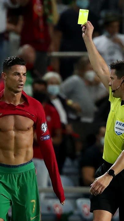 چرا بازیکن های فوتبال برای دراوردن لباس کارت زرد میگیرن؟🤷shorts