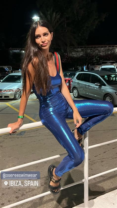 Wanda Nara paparazzata in topless a Ibiza il dettaglio osè non sfugge ai fan