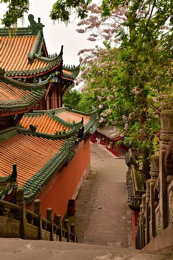 황량한 계단 화려한 지붕이 있는 빨간 건물 바깥쪽에 있는 사막계단과 길 0명에 대한 스톡 사진 및 기타 이미지 0명 건물 외관 사진 이미지 Istock