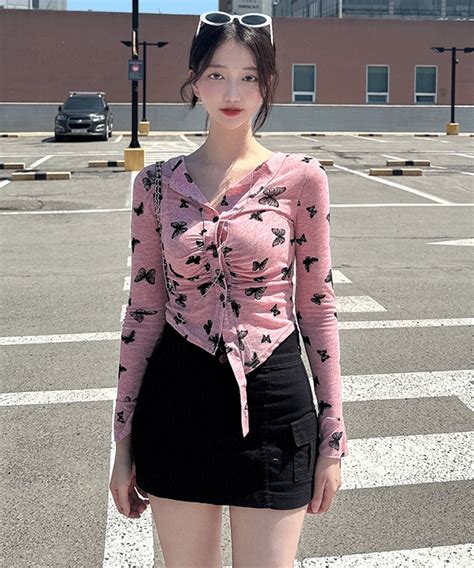 당일출고유니크 나비 블라우스 레터링티 레터링 티셔츠 가디건 여름가디건 크롭가디건 크롭 크롭티 반팔니트 반팔가디건 Y2k 댄서 공연 방송 놈코어 빈티지 크롭블라우스