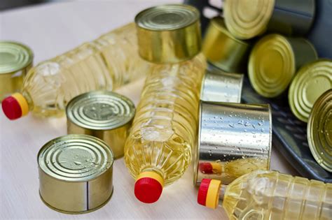 흰색 고립 된 배경에 음식 항목의 집합 통조림 생선 주석 캔에 삶은 고기 식물성 기름 식품 공급 식품 키트 식품 원조 0명에 대한 스톡 사진 및 기타 이미지 Istock