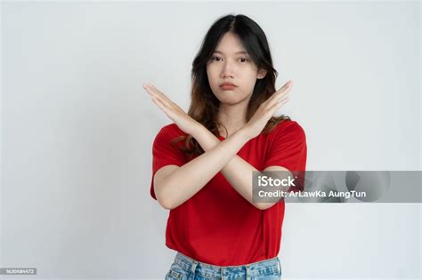 거부 제스처 정지 신호 또는 흰색 배경에 격리된 X 표지판 반폭력 개념을 만드는 아시아 여성 사람들에 대한 스톡 사진 및 기타