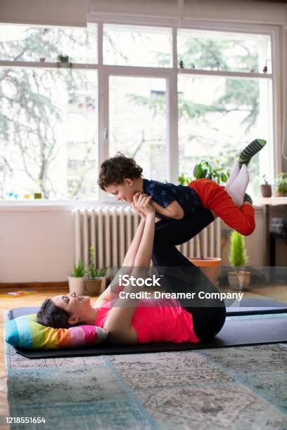 필라테스 요가 노트북 앞에서 집에서 피트니스를 운동하는 동안 기쁨과 함께 비행 비행기를 재생 행복한 어머니와 아이 라디에이터에 대한 스톡 사진 및 기타 이미지 Istock