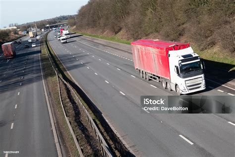 영국 고속도로에서 남쪽으로 향하는 빨간색과 흰색 대형 화물 차량 0명에 대한 스톡 사진 및 기타 이미지 0명 2차선 고속도로 고가 도로 도로 교차로 Istock