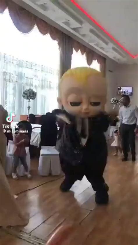 Patron Bebek Kostümlü Adam Katula Katula Oynuyor R Bbaasho