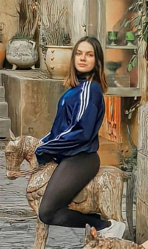 Dafne Keen In A Beautiful Silver Dress Actrices Actrices Bonitas