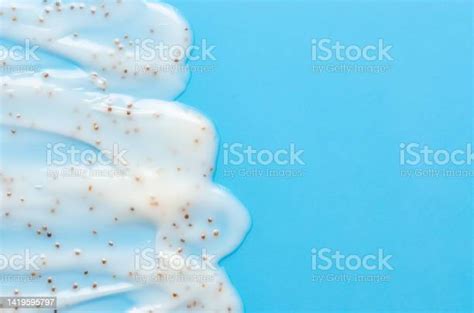 호호바 오일로 화장품 피부 스크럽의 질감 파란색 배경 공간을 복사합니다 0명에 대한 스톡 사진 및 기타 이미지 0명 각질제거 광물질 Istock