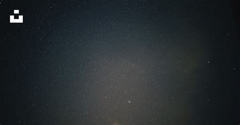 별과 밝은 빛이 있는 밤하늘 사진 Unsplash의 무료 회색 이미지