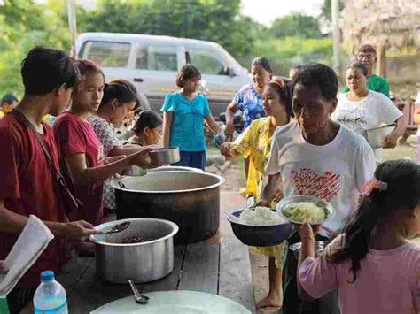 ဆားလင်းကြီးမြို့နယ်ရှိ စစ်ဘေးရှောင် ပြည်သူများကို အစားအသောက်များ ကျွေးမွေး လှူဒါန်း Khit Thit
