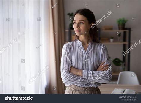 1 350 687 Imágenes De Joven Reflexionando Imágenes Fotos Y Vectores De Stock Shutterstock