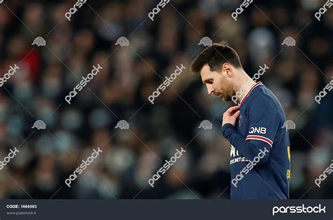 عکس نیم رخ مسی در زمین فوتبال با پیراهن تیم پاری سن ژرمن 1664093