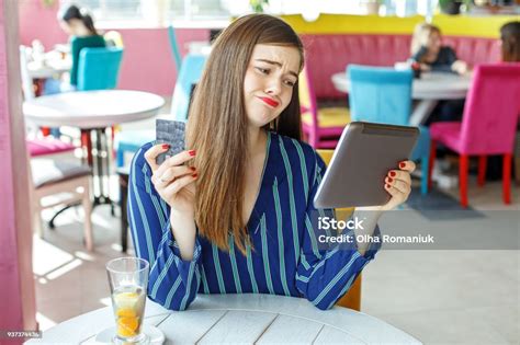 온라인 상점에서 좋은 가격에 실망은 아름 다운 여자 온라인 쇼핑 라이프 스타일 비즈니스의 개념 개념에 대한 스톡 사진 및 기타 이미지 Istock