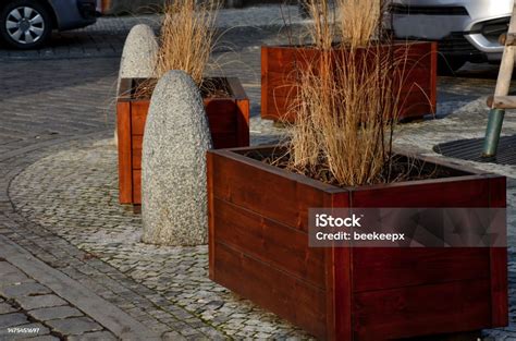 위에 반구가있는 사각형 모양의 실린더에 돌 장벽 화강암은 주차장에서 정차합니다 돌 볼라드가 있는 보행자와 차량의 식민지에 대한 체인 장식 울타리 볼라드에 대한 스톡 사진 및