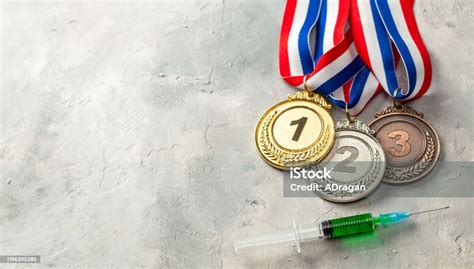 선수에 대 한 도 핑 회색 배경에 금 은 동메달과 도핑 주사기 Scandal에 대한 스톡 사진 및 기타 이미지 Scandal