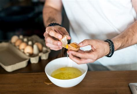 Free Photo Closeup Of Man Separating Egg Yolk