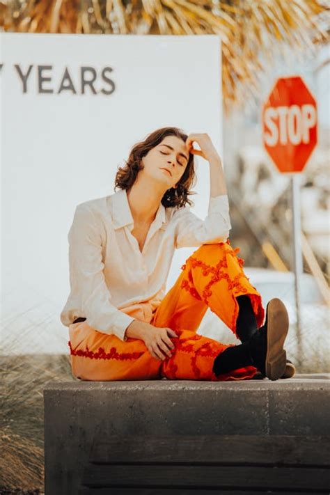 60 년대 70 70 년대 80 년대 90 년대 Pexel 가을 갈색 검은색 경치 귀여운 꿈 나무 남성 남성 모델 남자 낮 시간 낮의 빛