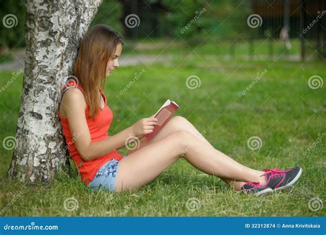 Девушка на траве с книгой стоковое фото изображение насчитывающей длиной 32312874