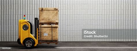 운전자가없는 자동차 지게차 로봇은 팔레트 골판지 상자를 창고로 들어 올리고 옮깁니다 비즈니스 산업 및 생산 개념 및 3d 일러스트 렌더링 0명에 대한 스톡 사진 및 기타