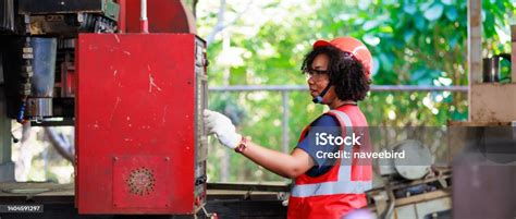 안전 고글을 착용한 여성 작업자가 선반 기계를 제어하여 부품을 드릴링합니다 금속 선반 산업 제조 공장 25 29세에 대한 스톡 사진 및 기타 이미지 Istock