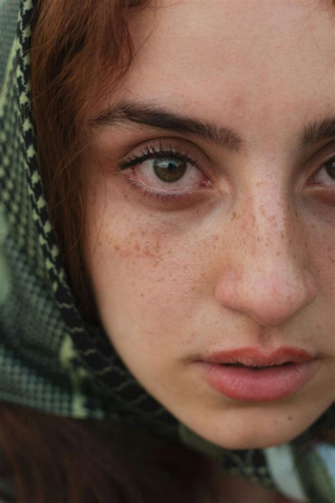 갈색 머리 감정 강렬한 시선 개인적 표현 고요한 기록한 것 녹색 눈 눈썹 단순한 립 디테일 매력적인 매혹적인 미용 사진 부드러운 조명 섬세한 특징