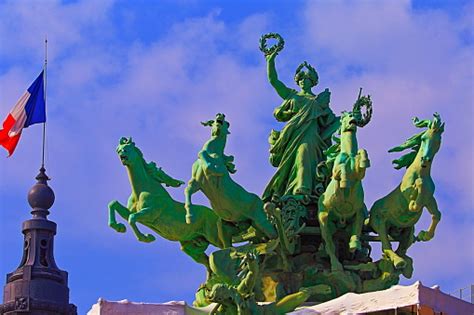 프랑스 국기와 일출파리 프랑스 퐁 알렉상드르 3 세의 전차 세부 사항 로마 양식에 대한 스톡 사진 및 기타 이미지 로마 양식 월계관 0명 Istock