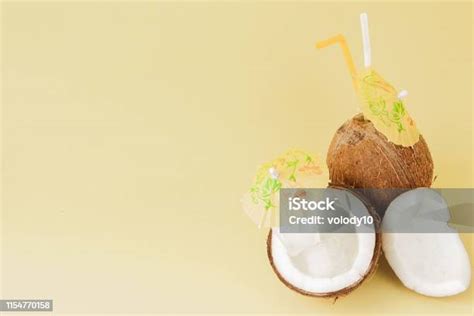 노란색 배경에 빨 대가 있는 신선한 코코넛 칵테일 복사 공간 0명에 대한 스톡 사진 및 기타 이미지 0명 갈색 건강한 생활방식 Istock