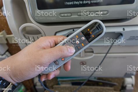 기내 에서 비행기 엔터테인먼트의 원격 제어를 들고 승객 남자 손 Lcd에 대한 스톡 사진 및 기타 이미지 Lcd 경제