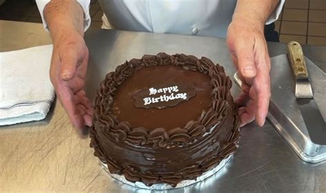 Make Queen Elizabeth Iis Triple Chocolate Birthday Cake Using The