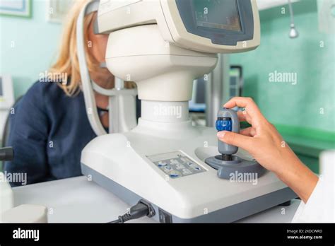 eye examination with an auto refractometer in a professional