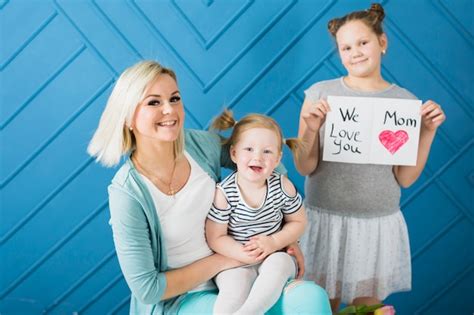 Madre Con Hijas Sonriendo Foto Gratis