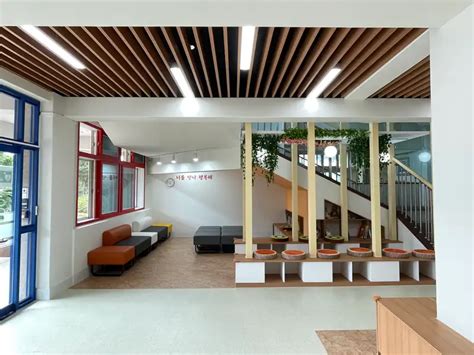 비비드한 컬러 포러로 포인트를 준 캐주얼 컨셉 초등학교 로비 인테리어